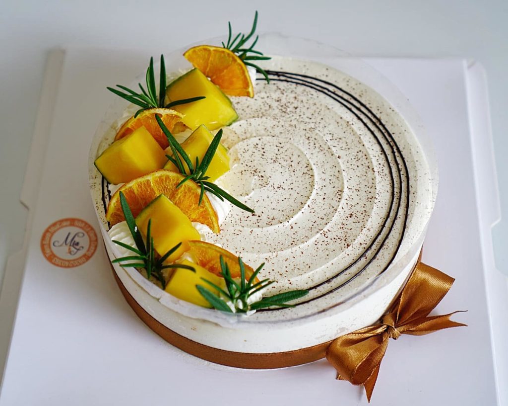 Mẫu bánh kem tiramisu hình tròn trang trí trái cây đơn giản - Tiệm bánh ...